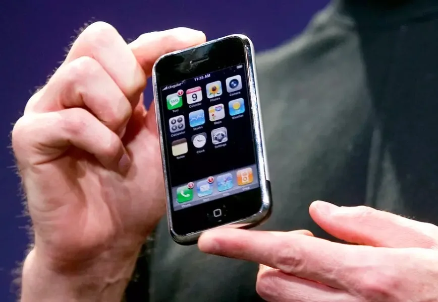 Telefón za cenu bytu? Prvý iPhone sa vydražil za rekordnú sumu ...