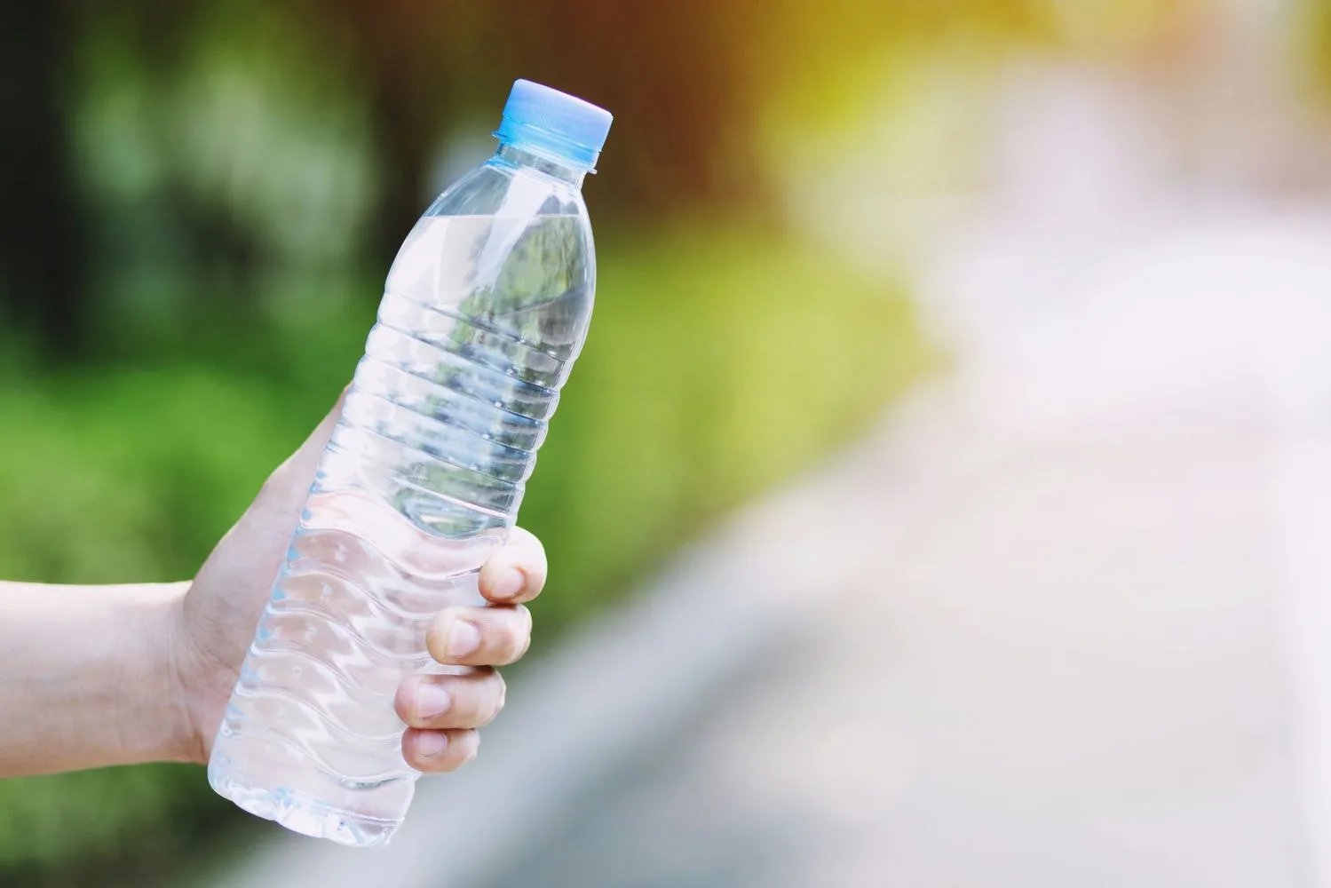 Pijete balenú vodu? Dajte si POZOR, obsahuje až 100-násobne viac ...