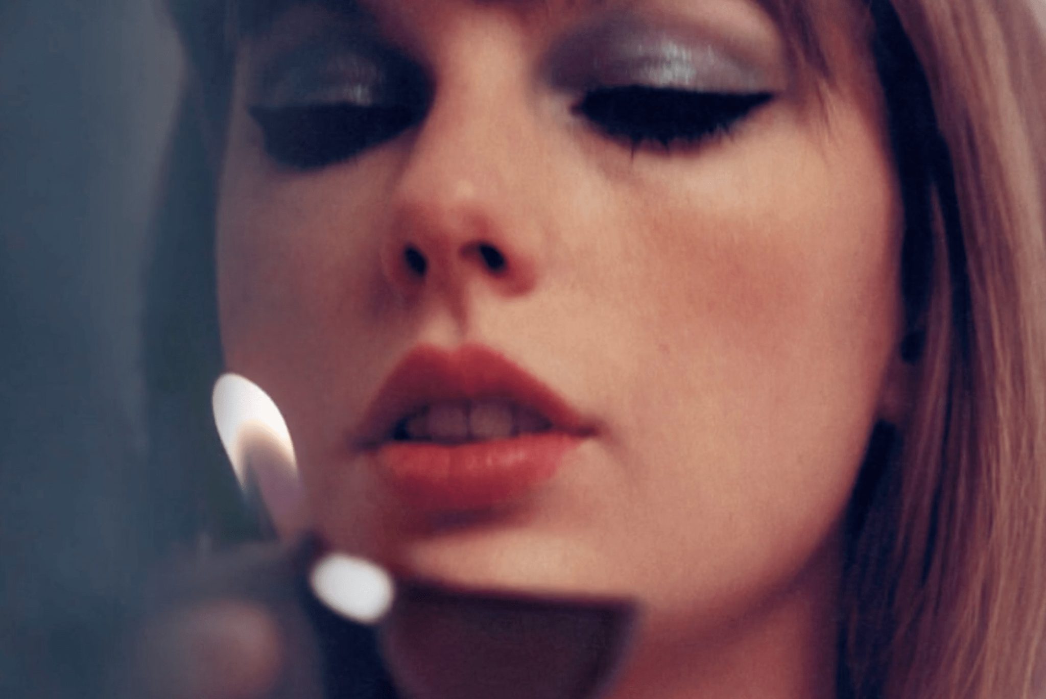 Temná stránka AI: Internetom začali kolovať fotky obnaženej speváčky ...